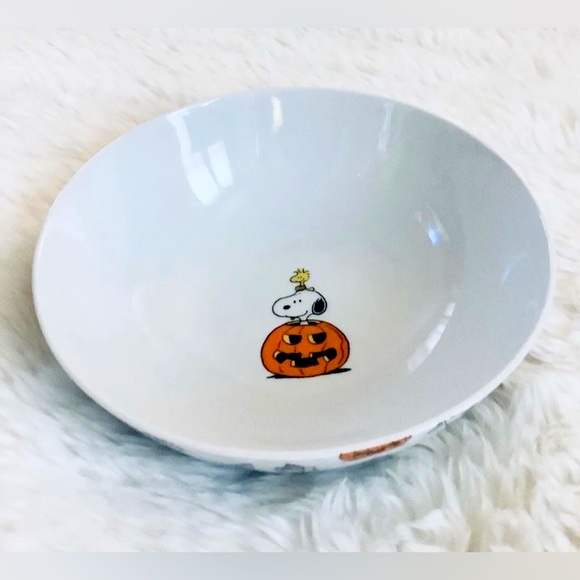 Peanuts | Dining | Snoopy Peanuts 95 Round Serving Bowl | Poshmark